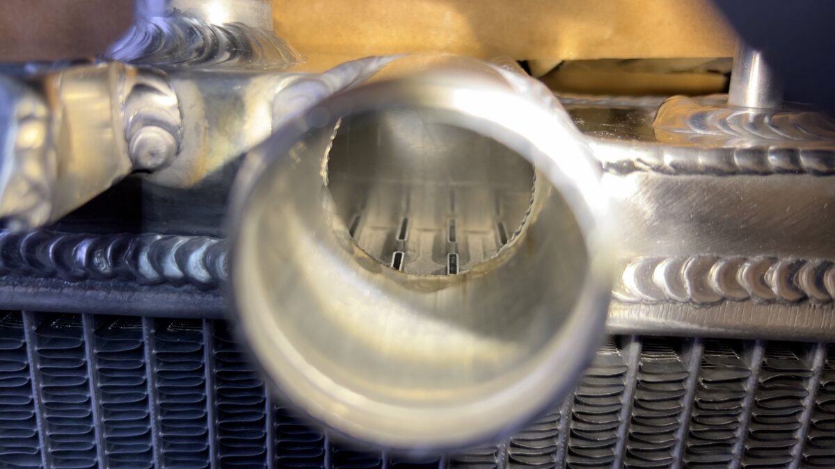 【フェアレディZ33】BLITZ アルミレーシングラジエターTypeZS取り付け！【冷却水エア抜き】 | t-style