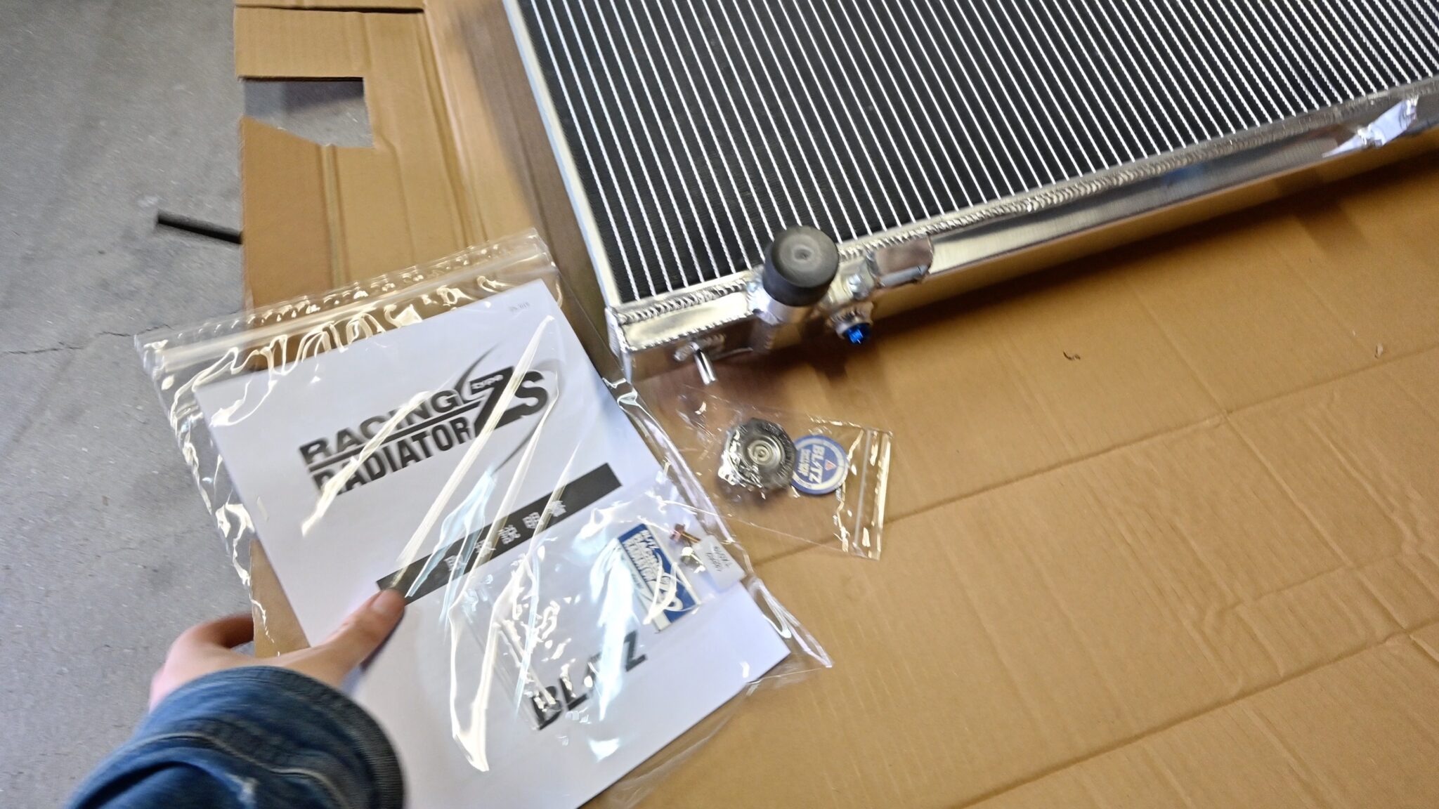 【フェアレディZ33】BLITZ アルミレーシングラジエターTypeZS取り付け！【冷却水エア抜き】 | t-style